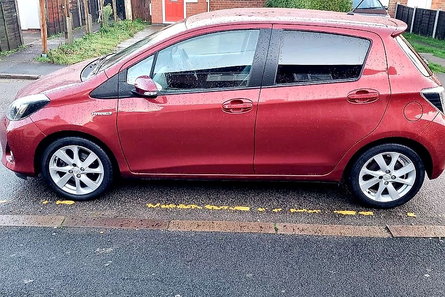 Hire a cheap Toyota Yaris from Suresh in Coventry, CV1